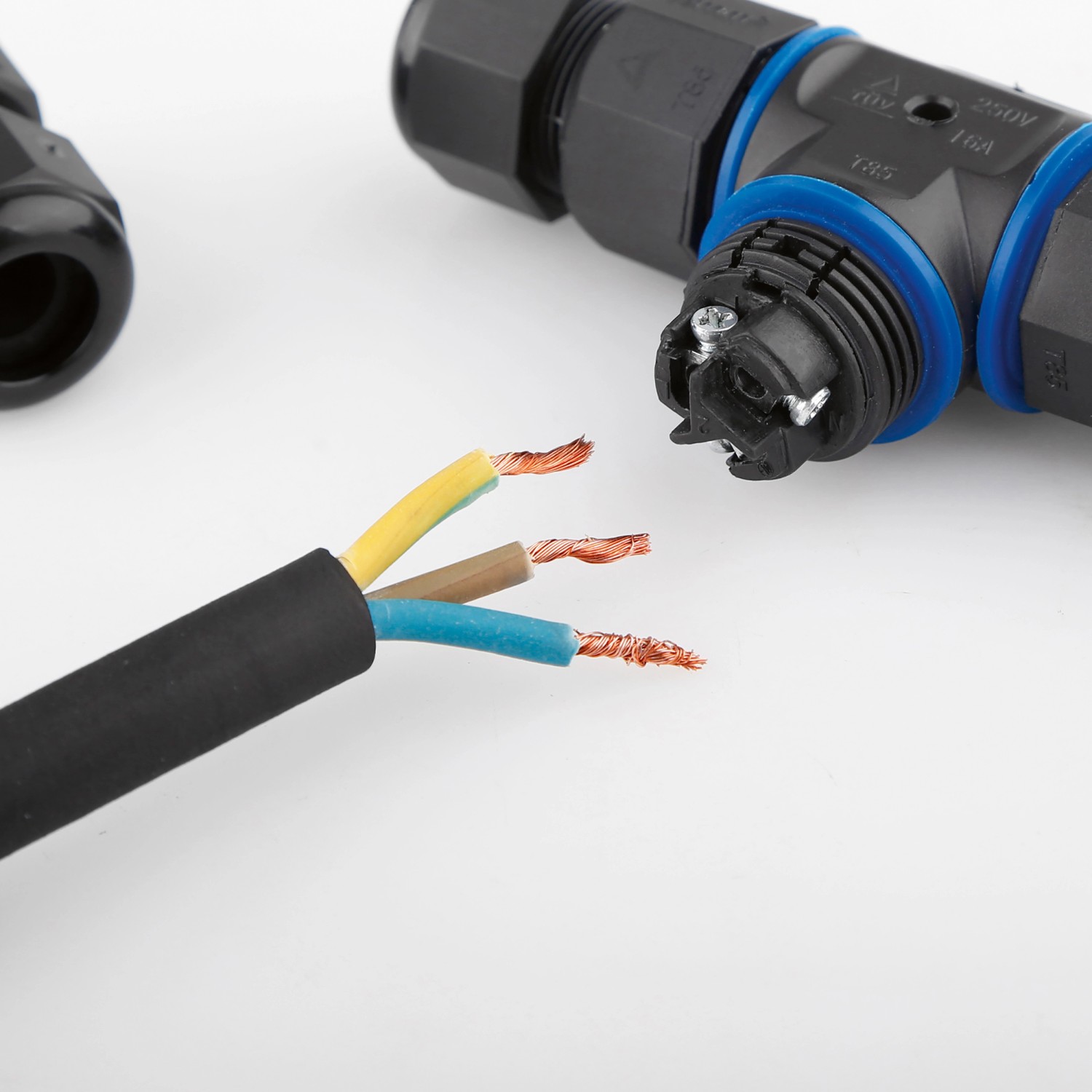 Vodotesná káblová spojka "T", IP68, 3x 0,75-1,5 mm2, 250V/16A nakúpiť v OBI