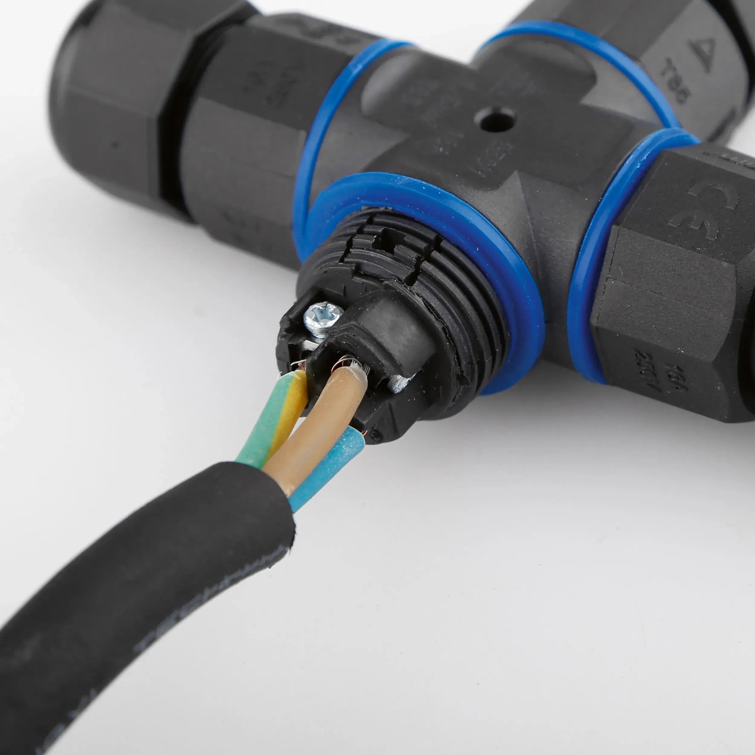 Vodotesná káblová spojka "X", IP68, 3x 0,75-1,5 mm2, 250V/16A nakúpiť v OBI